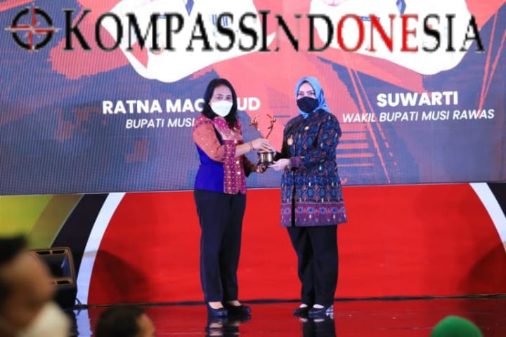 Bupati Musi Rawas H Ratna Machmud Raih KLA Tahun 2022 di Novotel Bogor ...